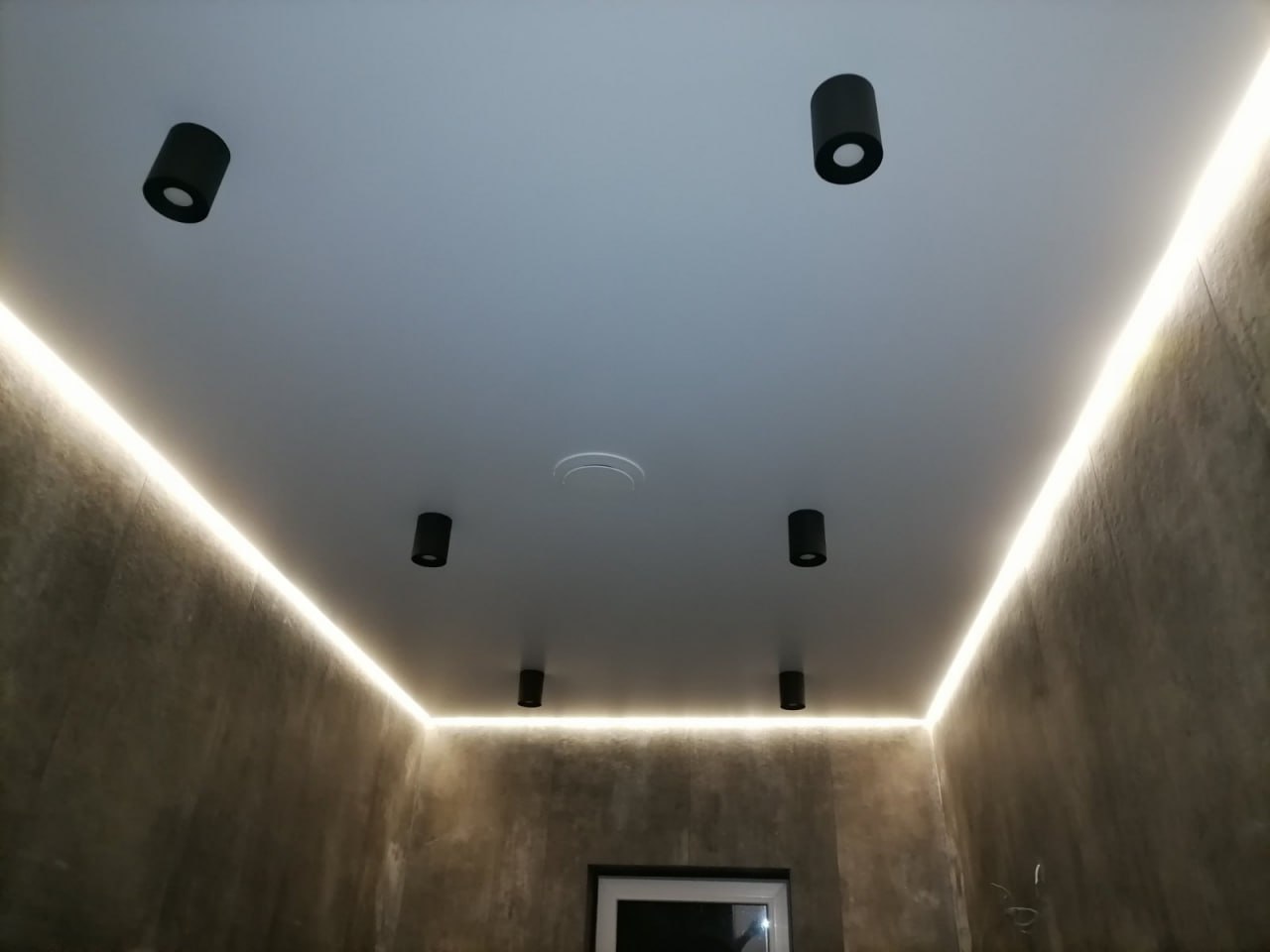 Sieniniai LED profiliai - Modernios lubos